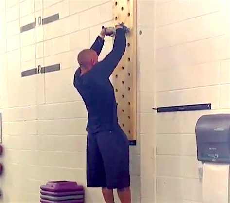 Pegboard Muscle-Ups Are the New Gymnastic Challenge | BarBend