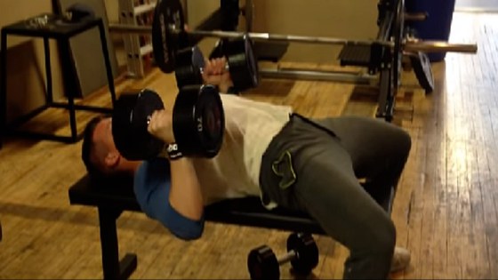 Learn the Neutral-Grip Dumbbell Press for More Shoulder-Friendly ...