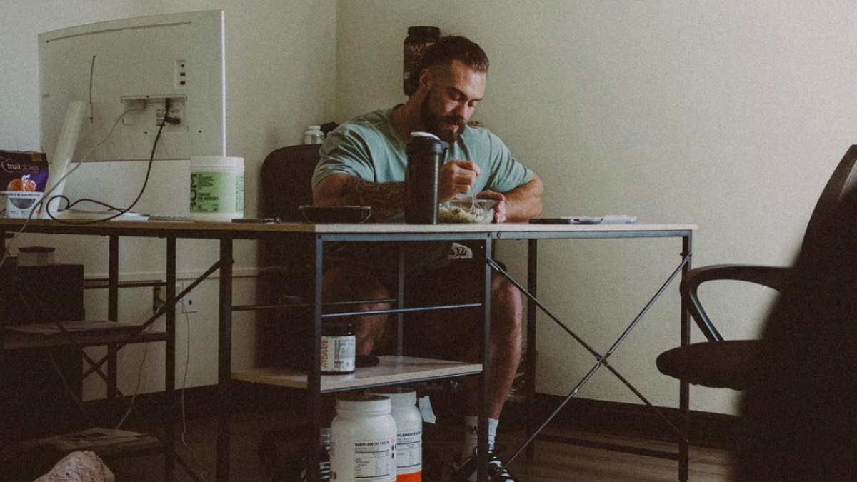 Bodybuilder Chris Bumstead Reveals His 5,000-Calorie Bulking Diet for ...