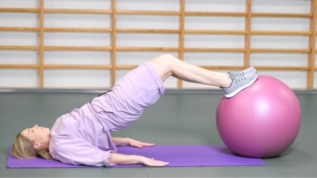 6 Benefits of the Stability Ball to Boost Your Balance and Range of ...