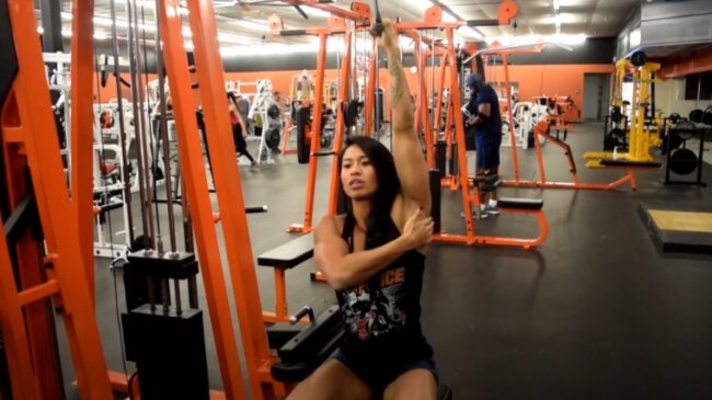 How to Do the Single-Arm Lat Pulldown for Spectacular Back Development | BarBend