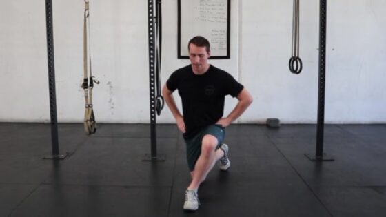 How to Do the Curtsy Lunge for Better Hip Mobility and Glute Strength ...