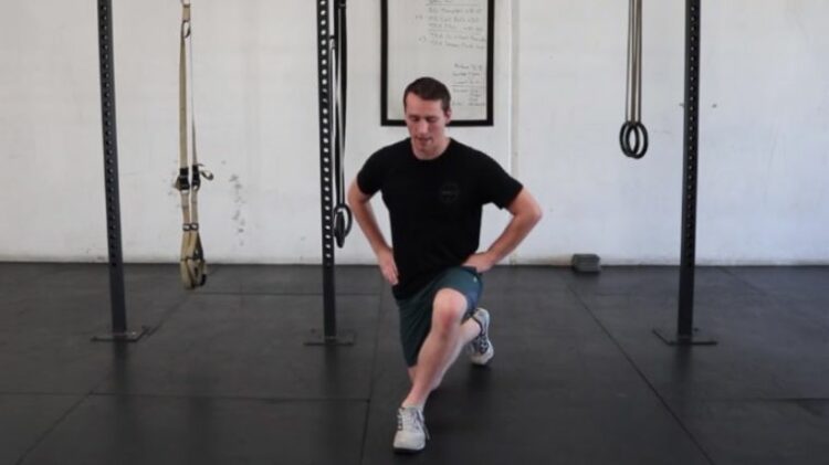 How to Do the Curtsy Lunge for Better Hip Mobility and Glute Strength ...