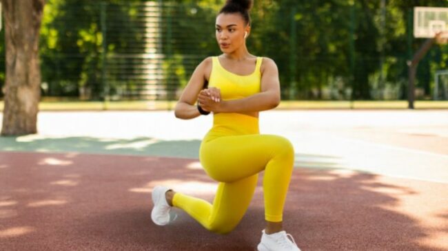 How to Do the Curtsy Lunge for Better Hip Mobility and Glute Strength ...