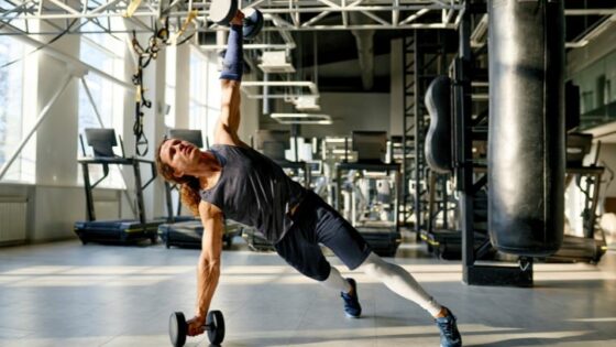 The Best Dumbbell Ab Workout for Every Experience Level | BarBend