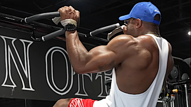 How Men's Physique Olympia Champion Erin Banks Trains Back During His ...