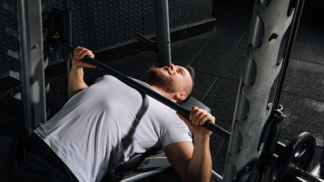 How to Do the Smith Machine Bench Press for Underrated Chest Gains ...