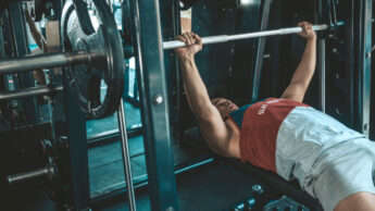 How to Do the Smith Machine Bench Press for Underrated Chest Gains ...
