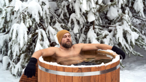Should You Cold Plunge Before or After a Workout? | BarBend