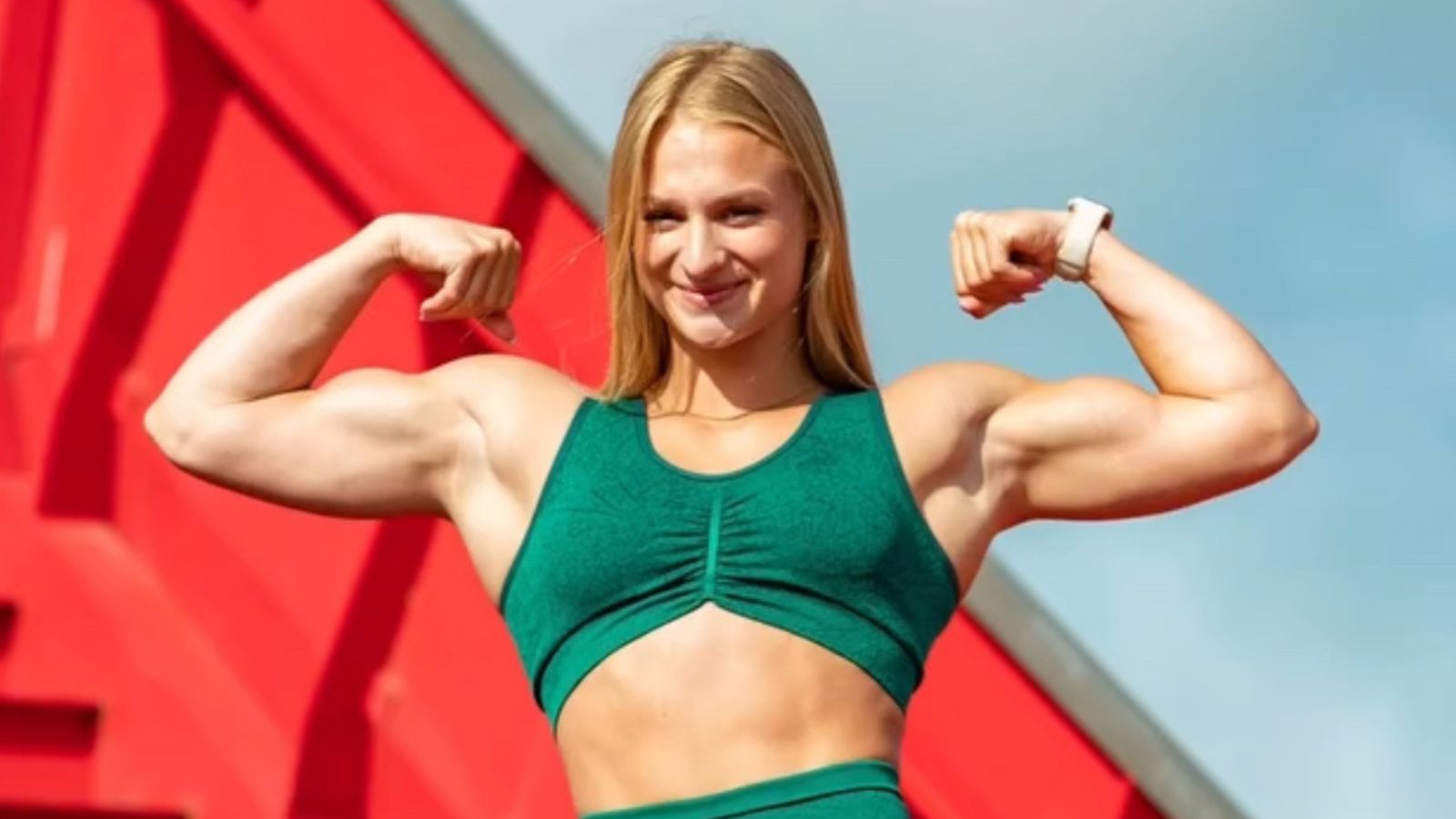 World Record? 125-Pound Woman Performs Weighted Triceps Dip With +176 ...