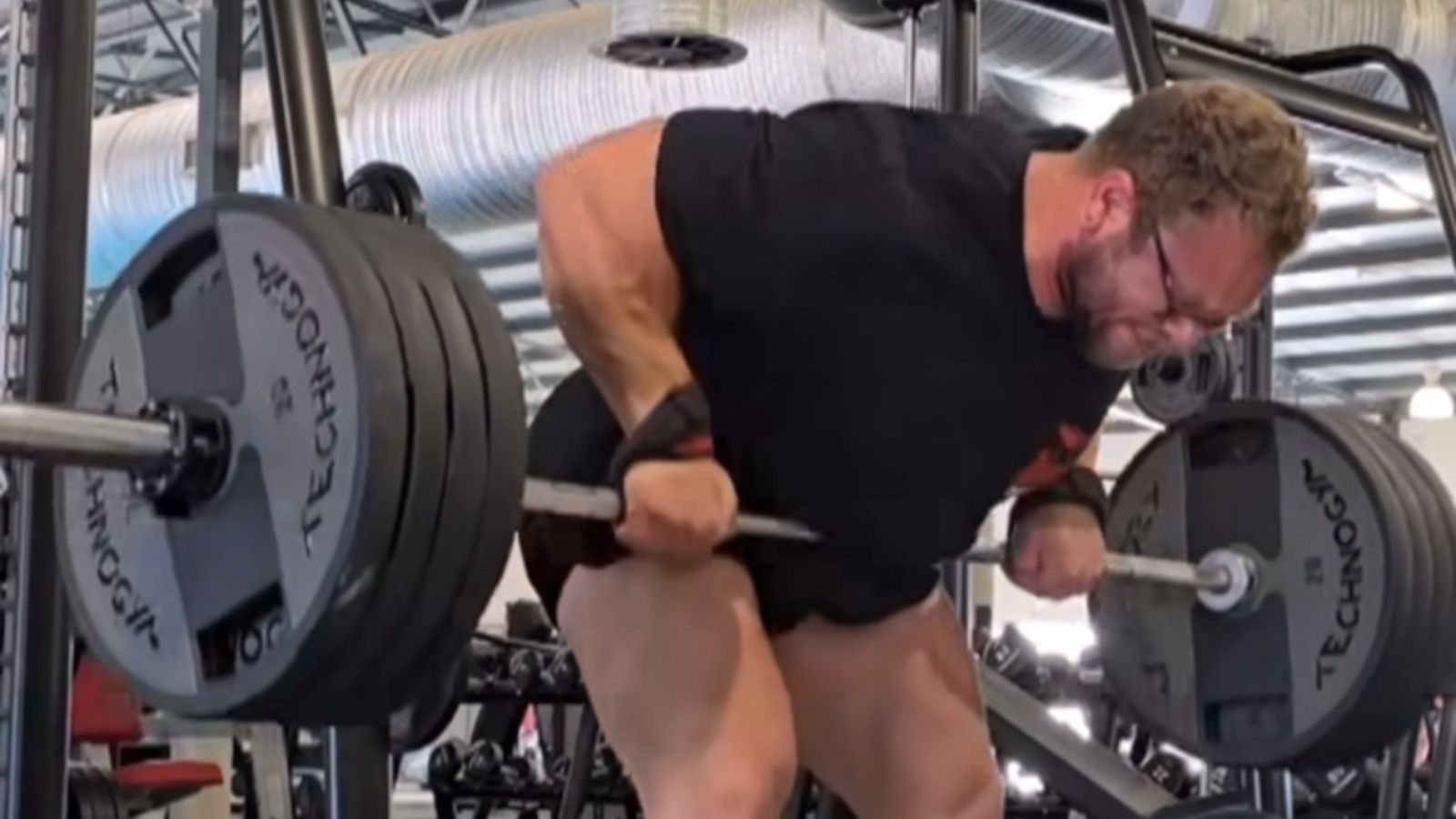 Speed Reps: Nicolaas du Preez Smashes 405LB Barbell Rows | BarBend